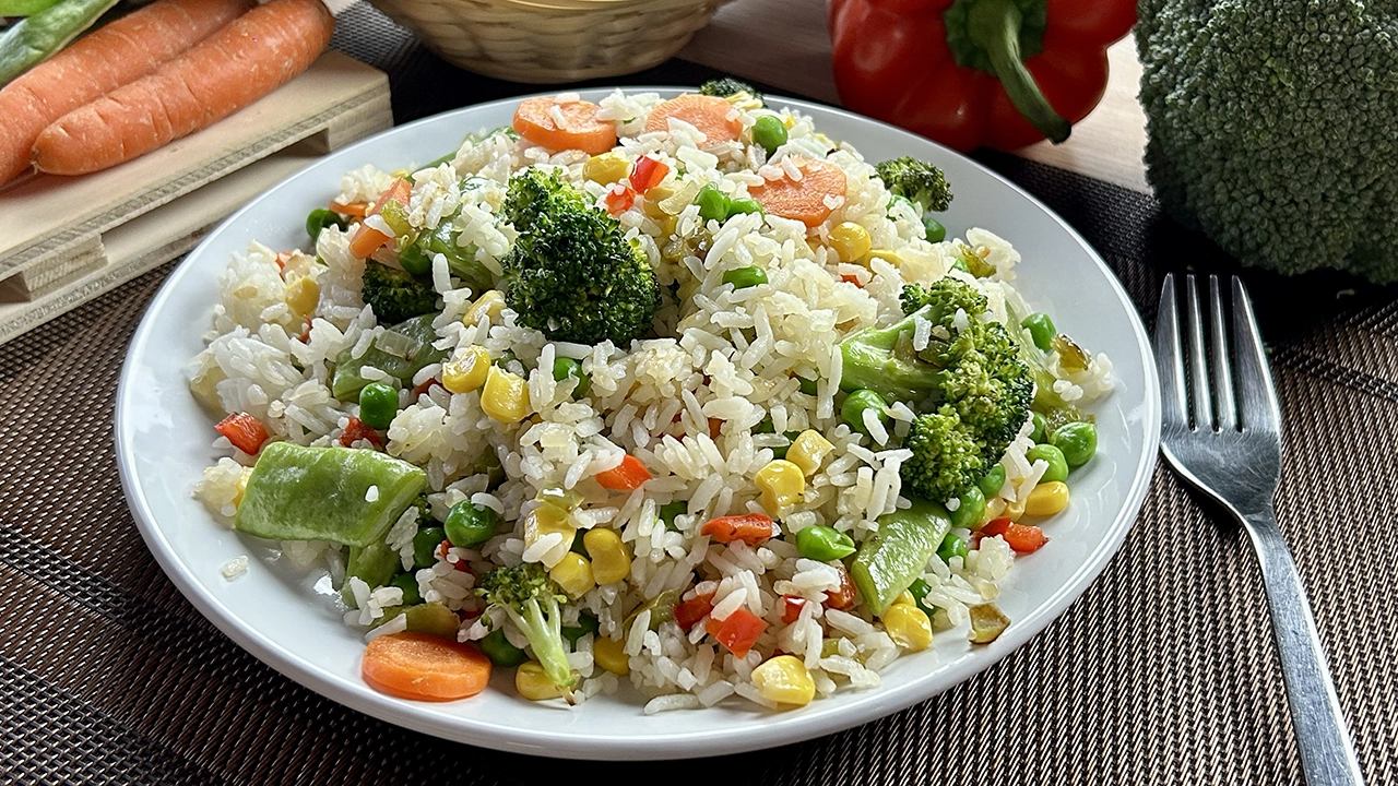 Arroz con verduras, una guarnición sencilla y rápida de preparar