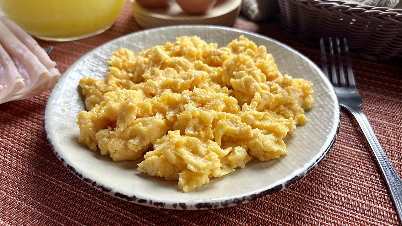 Huevos revueltos con queso
