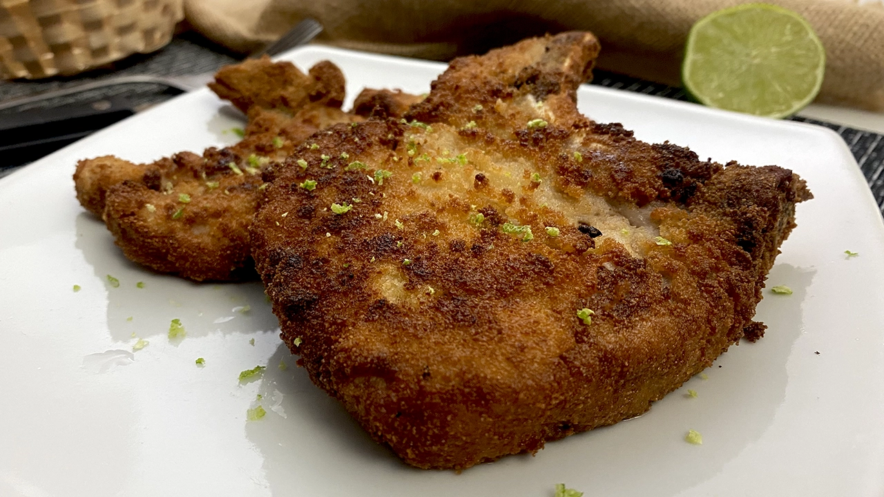 Chuletas de cerdo empanadas con lima