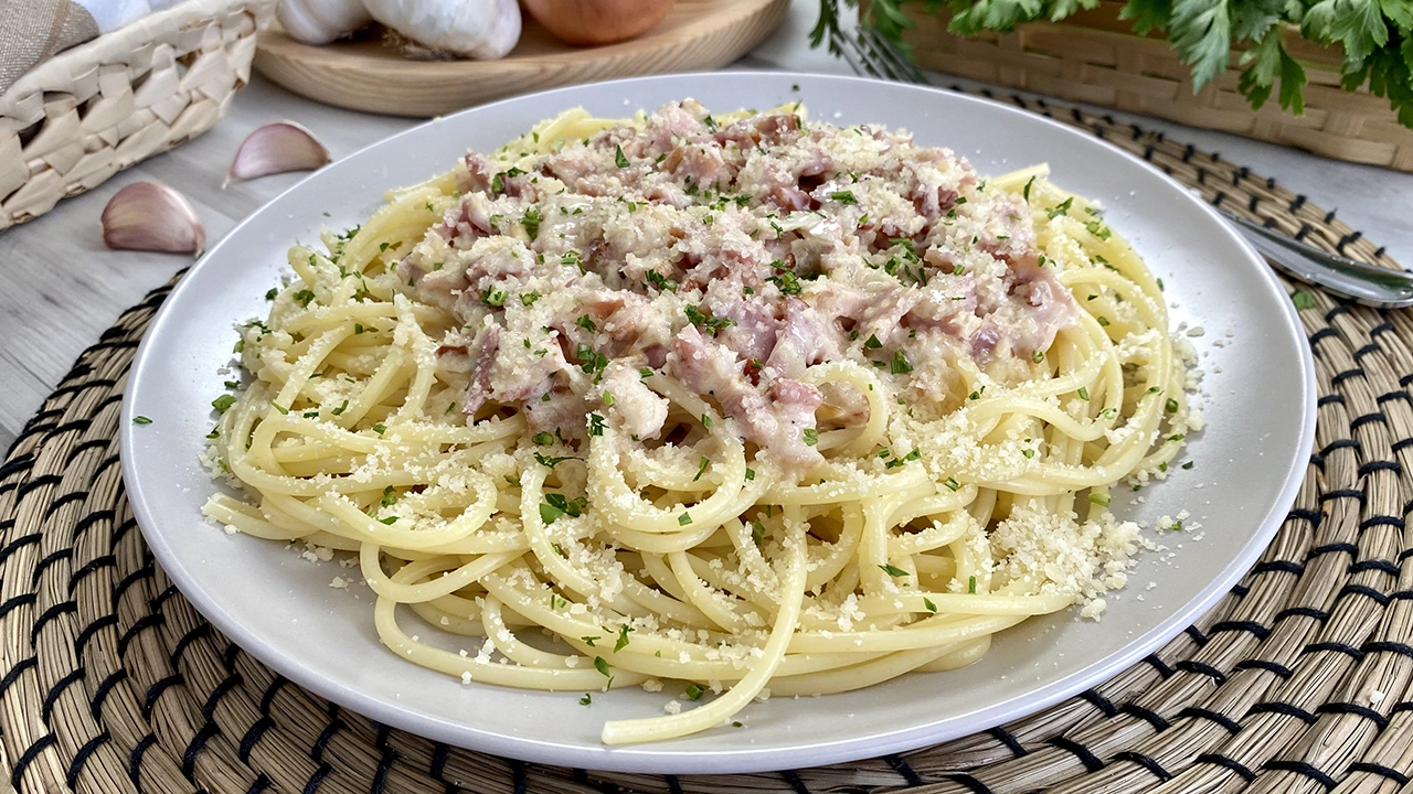 Espaguetis con bacon y nata, receta lista en 10 minutos